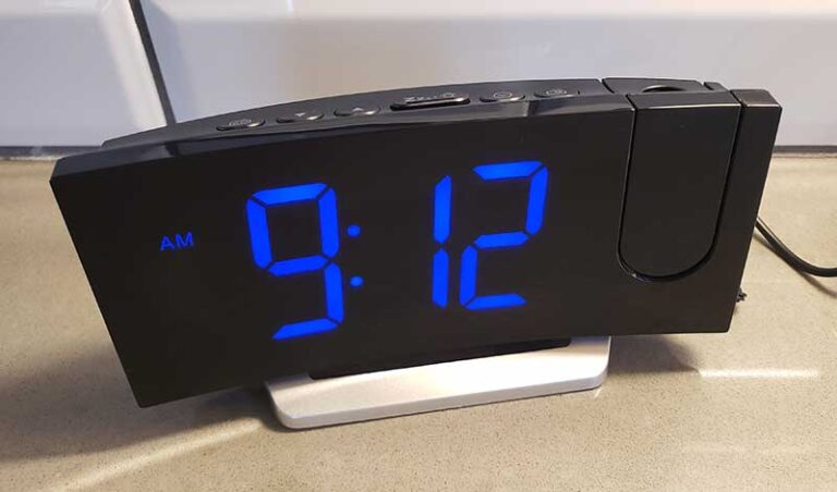 Best Projection Alarm Clocks to Display Time on a Wall or Ceiling (2023)